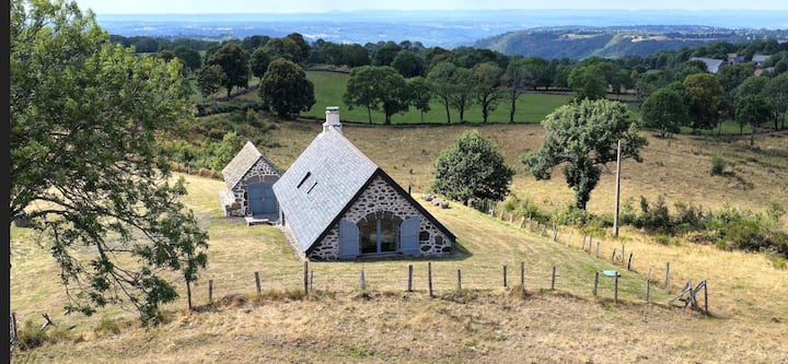 Buron Insolite Avec Spa Au Cœur Du Cantal - Salers