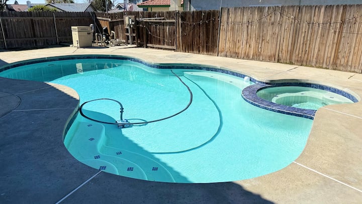 ! Private Poolside Retreat 4bds/3bths ! - Bakersfield, CA