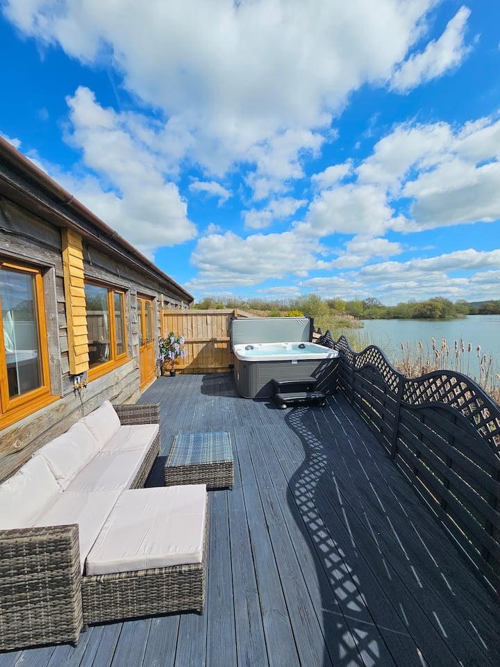 Lakefront Lodge With Hot Tub - Muscovy Lodge - Bruton
