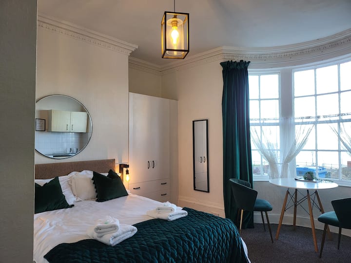 Sea View Ground Floor Flat 1: Free Parking & Wi-fi - Scarborough