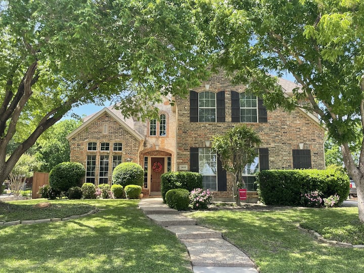 4 Bed/3.5 Bath W/ Pool, Hot Tub, Outdoor Kitchen - Roanoke, TX