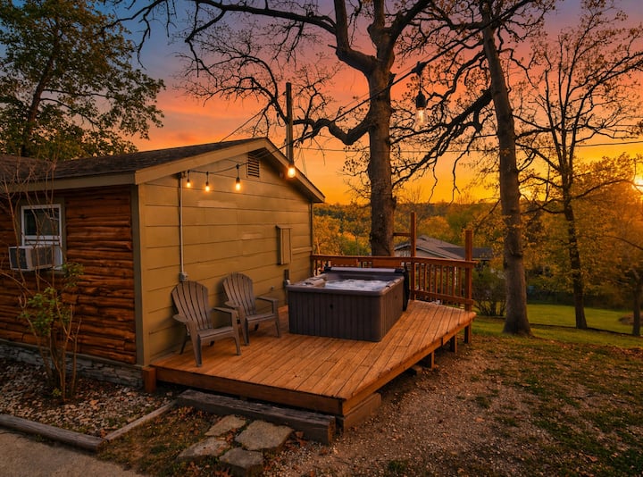 Hot Tub! Cozy Family Lake Cabin – Walk To Marina - Rockaway Beach, MO