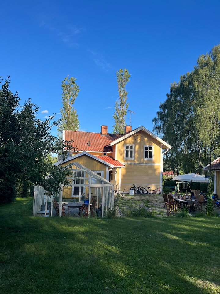 Sekelskifteshus I Gnesta Med Lummig Trädgård - Gnesta