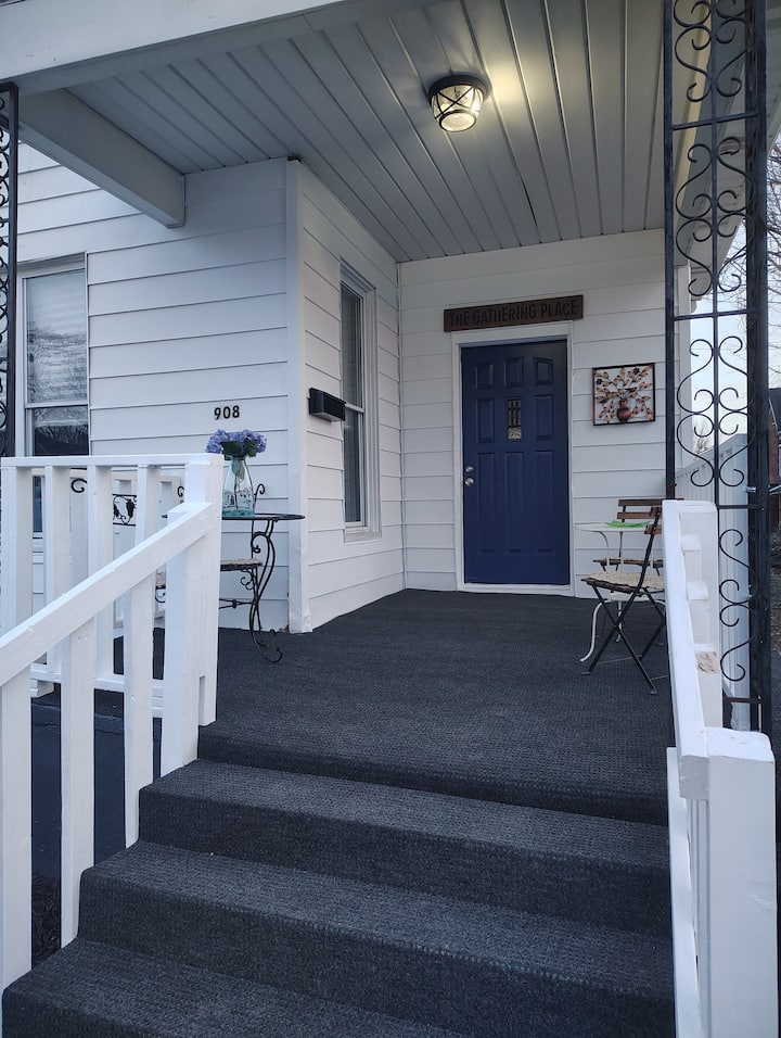 The Blue Door Large Gathering House Near Downtown - Fort Wayne, IN