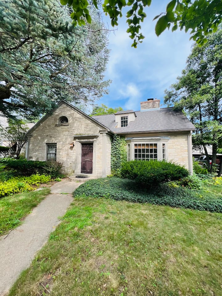 An Original Rockford Beauty. 2 Bed 1.5 Bath - Rockford, IL