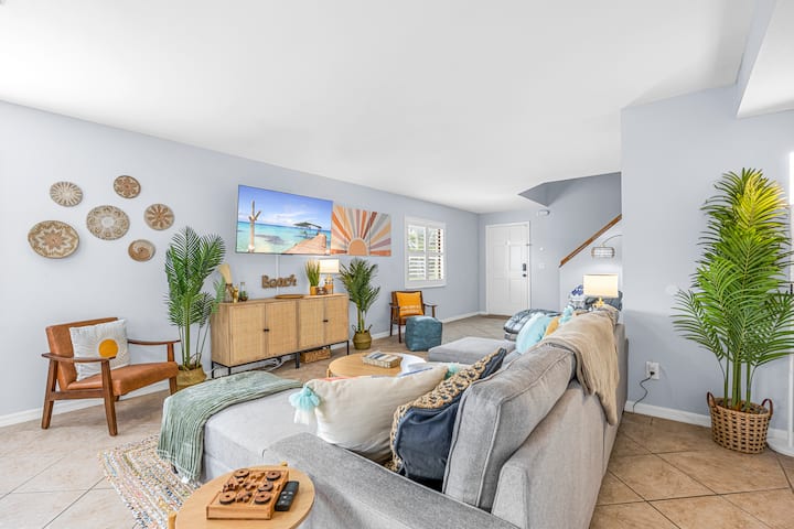Walk Everywhere, 3br Local Living D/t Cocoa Beach - Cocoa Beach, FL