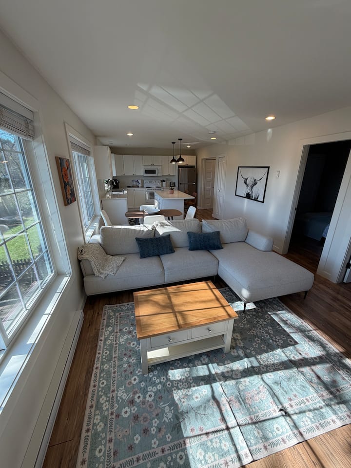 Spacious 2‑bedroom, 2‑bath Private Carriage Suite - Langley