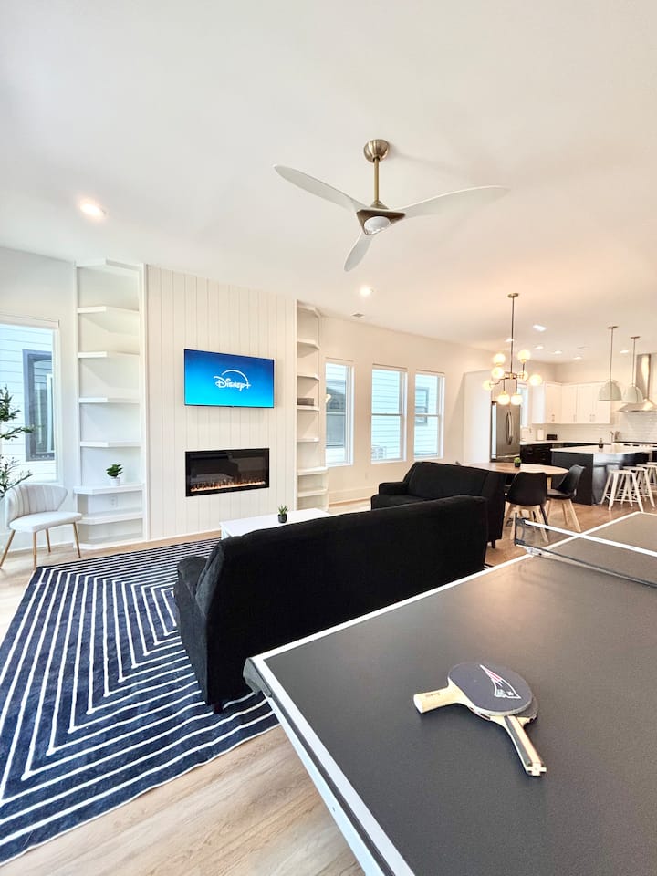 Luxury Charlotte Home In Uptown • Ping Pong Table - Charlotte, NC
