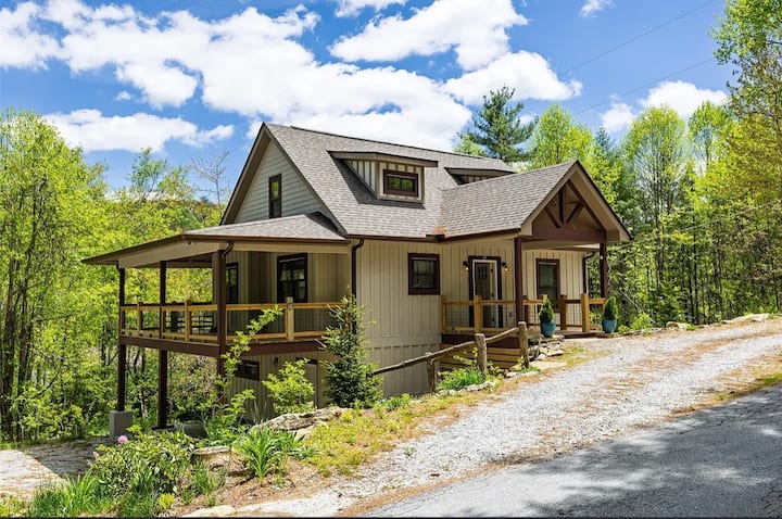 Honey Bear Lake House. Private Dock - Cashiers, NC