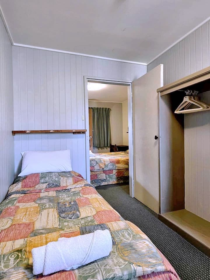 Room 05 : 1 Br Cosy Old-stye / 1 Double, 1 Single - Jindabyne