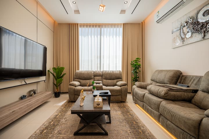 أفق الهدوء | شقة عصرية بجلسة خارجية  – حي السلامة. - Jedda