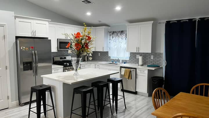 Pet-friendly Retreat | 2br | Wifi | Close To Lake - Okeechobee, FL