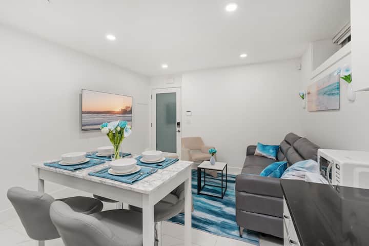 New & Modern 2 Bedroom Home | Free Parking - Vancouver