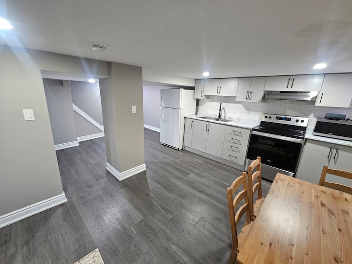 Basement Suite - Private Entrance - カナダ ハミルトン