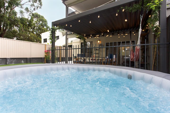 4br Entertainer|sleeps 9, Spa, Xldeck Bbq, Pet Ok - Gold Coast