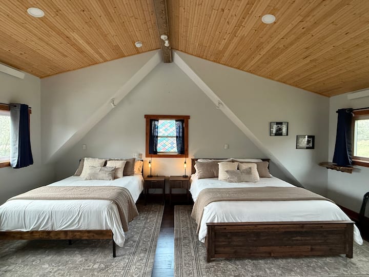 Peregrine Nest - Charming Yellowstone Getaway - Gardiner, MT