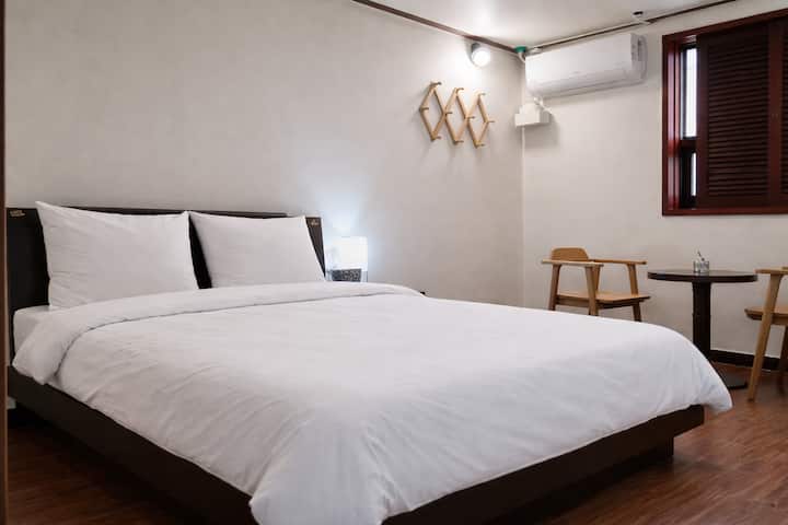 #로즈모텔203
#무료주차
#행리단길5분
#공방거리#넷플릭스
#지동시장#스타필드
#팔달산 - Suwon-si