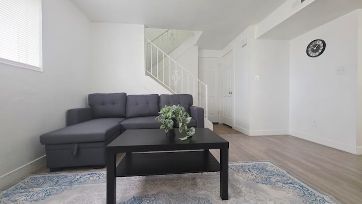 Comfy & Central | 2br Near Downtown Slc & Airport - West Valley City, UT
