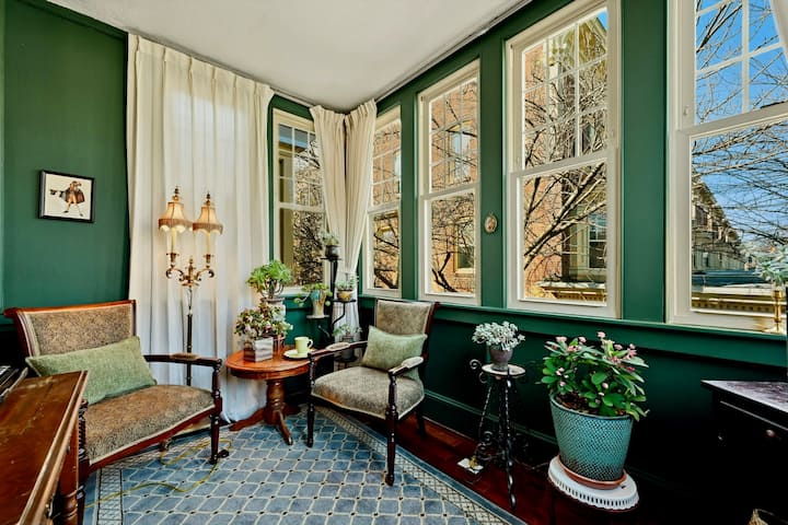Victorian Antique One Bedroom Unit + Bonus Sunroom - Philadelphia, PA