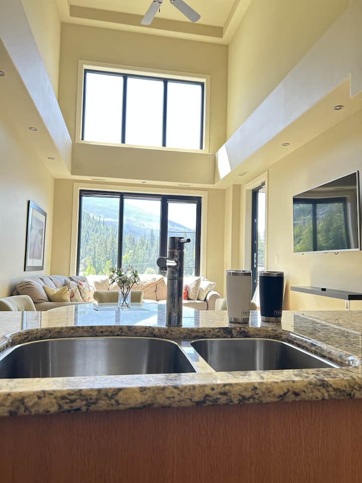 Penthouse In Sicamous W Private Hot Tub And Pool - Sicamous
