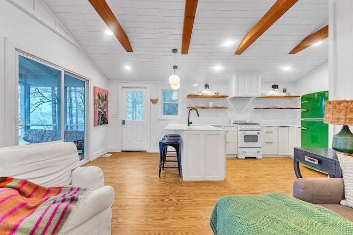 Pretty In Pink Lake Martin | Waterfront Cottage - Lake Martin, AL