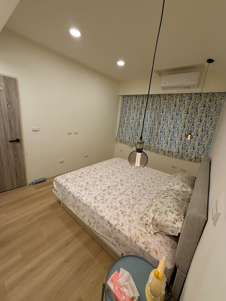 超美雅房窗外有露臺 (雙人加大床+43吋智慧電視),房外獨立衛浴,地點近sogo.捷運a21.高鐵 - 桃園市