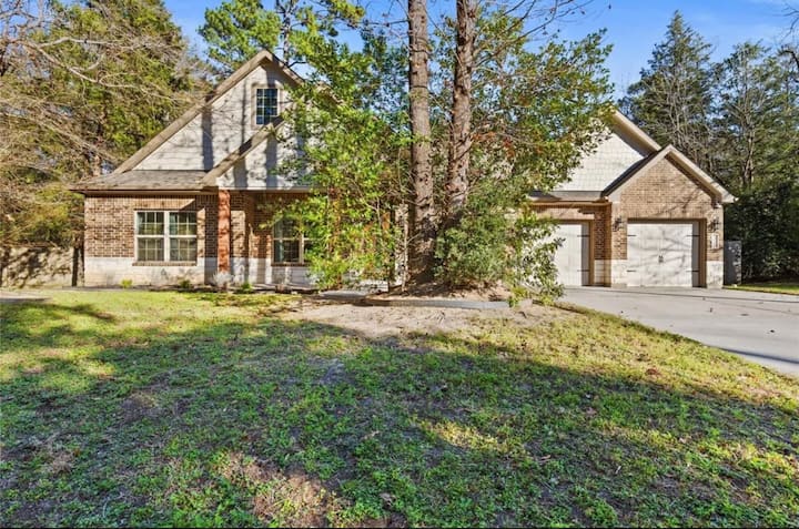 Enjoy A Modern, Fully Furnished 4-bedroom Home - Willis, TX
