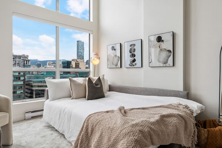 Spacious City Centre Loft | King Bed | Parking - Vancouver