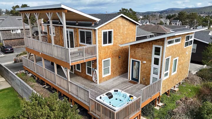 Seaside Pura Vida Villa Just Steps From The Beach! - Seaside, OR