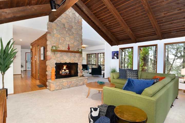 Charming & Hip Gladstone Retreat: All King Beds! - Oregon City, OR