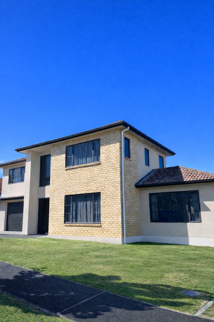 Spacious 4 Bedroom Family Home - Beachlands