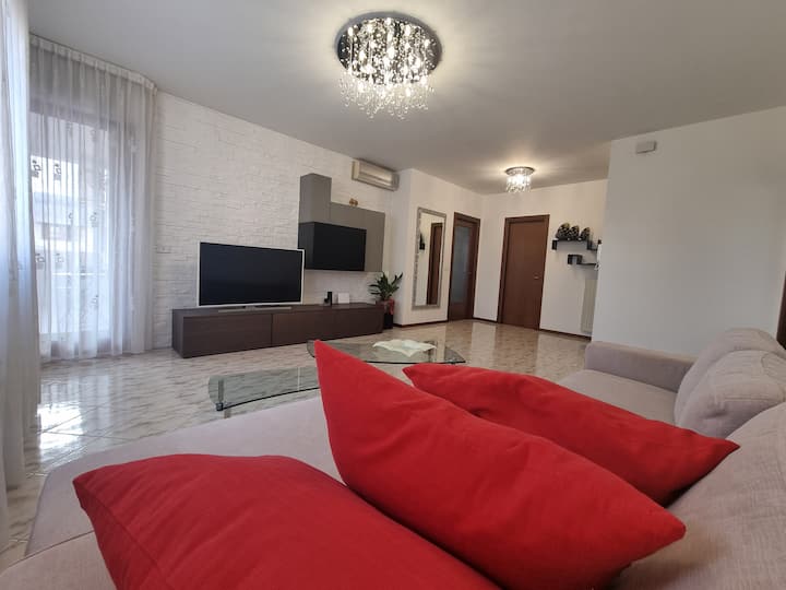 Spacious 2-bedroom Apartment • Quiet Area - Pordenone