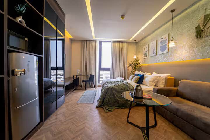 Cozy Studio By Miraki | Netflix | Lavish Bath - India