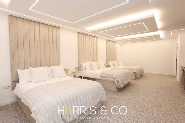 Stay By The Sea, Sleeps 14, Air Con & Parking - Blackpool