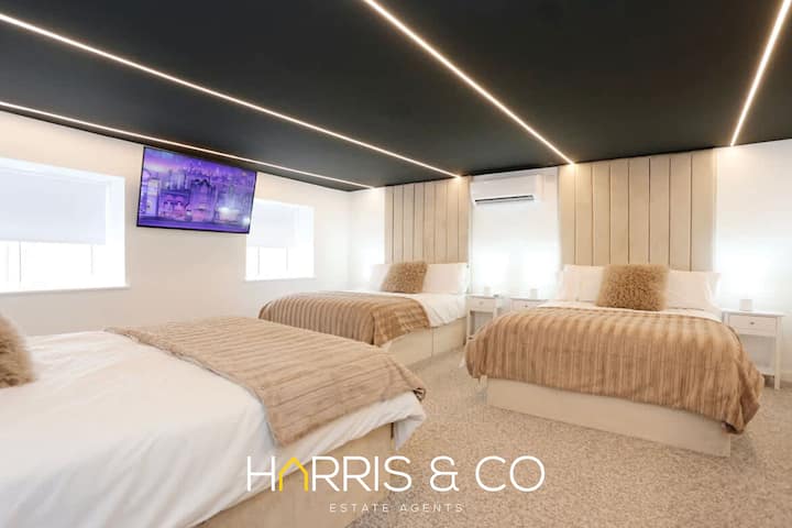 Stay By The Sea, Sleeps 14, Air Con & Parking - Blackpool