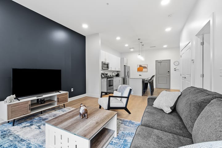 Modern Univ Circle Suite | Uh/cwru | Gated Parking - Shaker Heights, OH