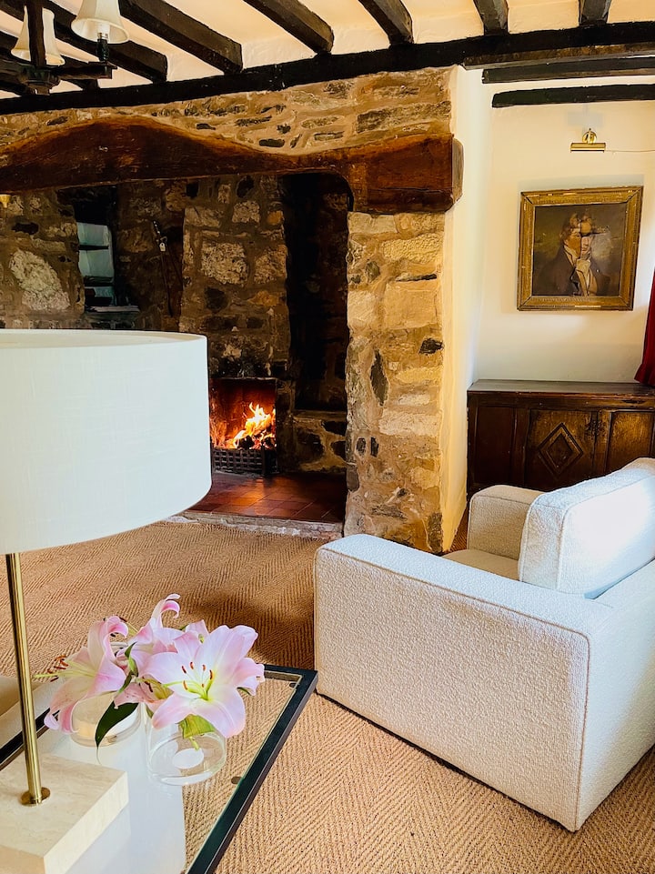 A Beautiful 16th Century Farmhouse - Llangollen
