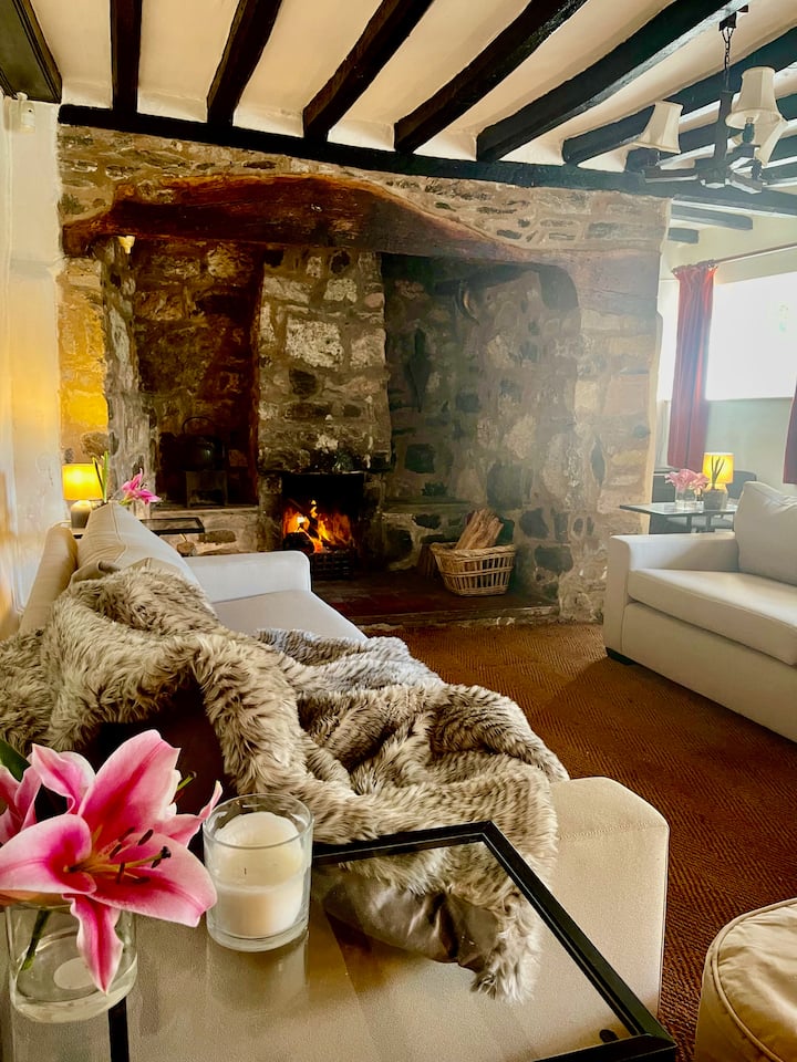 A Beautiful 16th Century Farmhouse - Llangollen