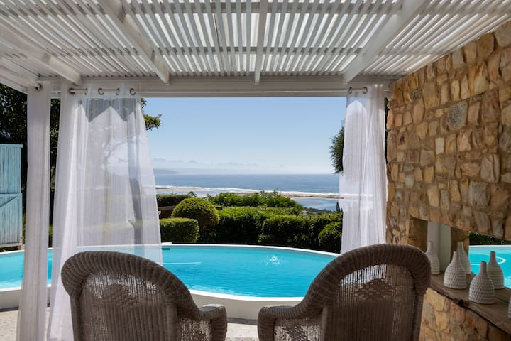La-med Luxurious Ocean View Studio Apartment - Plettenberg Bay