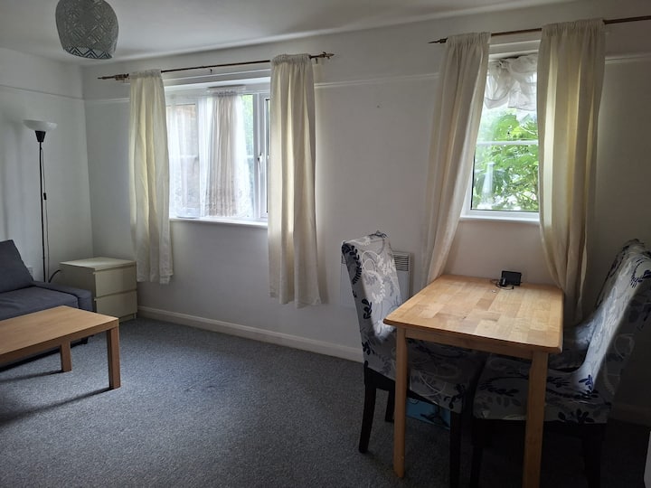 Modern City‑centre Flat With Private Parking - Luton