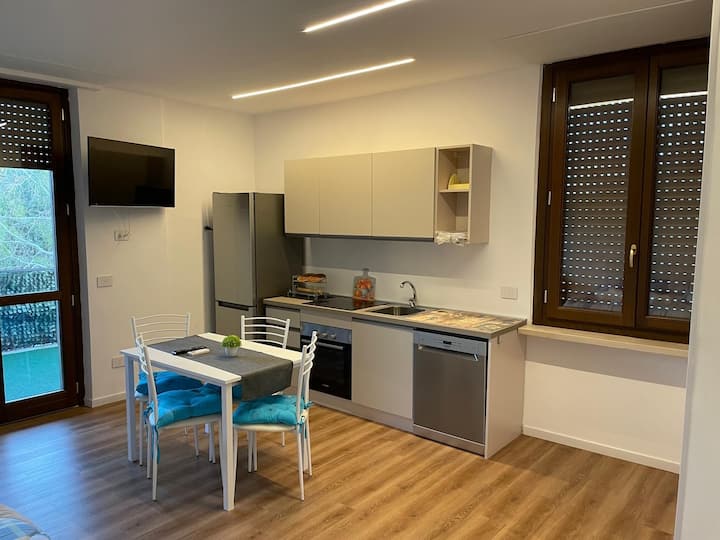 Monolocale Con Cucina E Balcone - 바스토