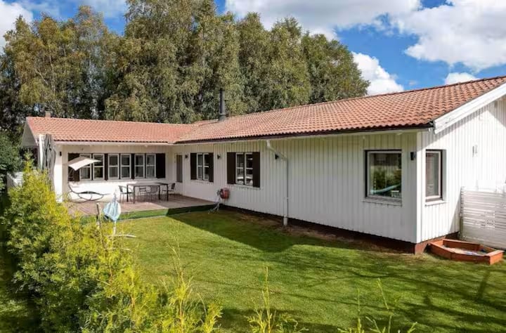 Välkommen Till Ett Trivsamt Rum I Vårt Delade Hem - Umeå