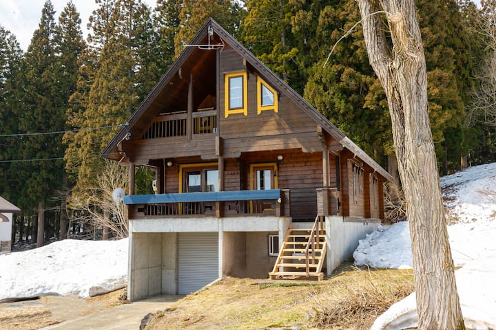 赤倉温泉スキー場徒歩9分｜森の北欧ログハウス貸切｜200㎡｜最大9名｜地下車庫付 - 묘코시