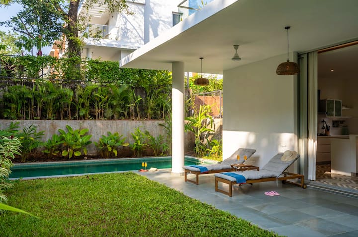 Luxury Private Pool & Garden Glass Villa In Siolim - India