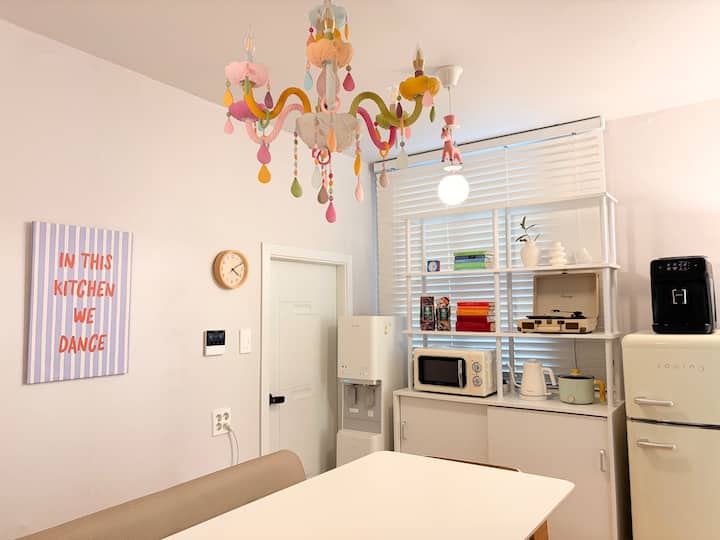 [90‘s 레트로 내방] 2층주택 | 호텔침구 | 템퍼&시몬스 | 무료커피 | 보드게임 - Gwangju