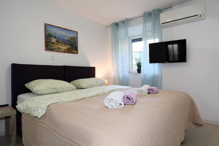 Marina Vista Apartment 11 | Seaside Retreat For 4 - Premantura
