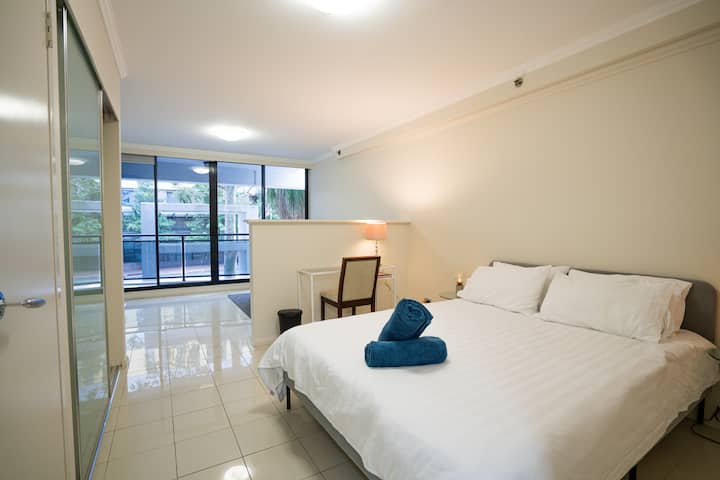 Premier Oversized Suite | Steps To Rnsh & Rail - Crows Nest