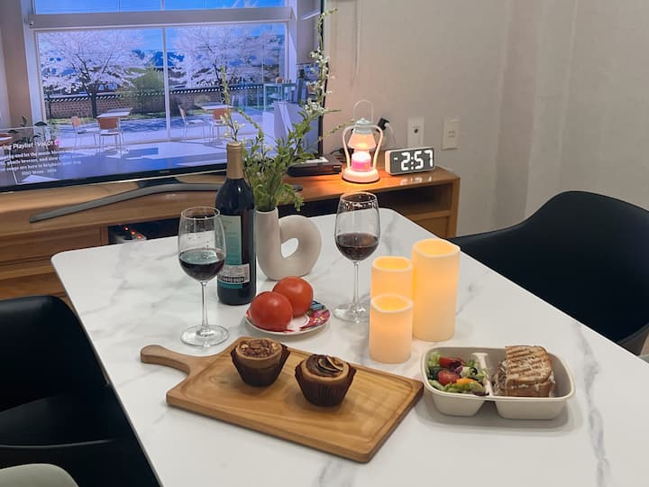 4월open세일)연주stay/까치울역버스5분/김포공항차로10분/방3개/8명까지수용/넷플릭스 - Bucheon-si