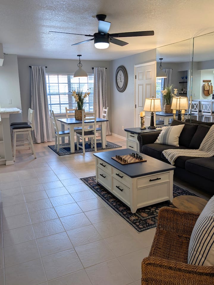 Coastal Breeze - Sunlit, Barefoot, Easy - Land O' Lakes, FL