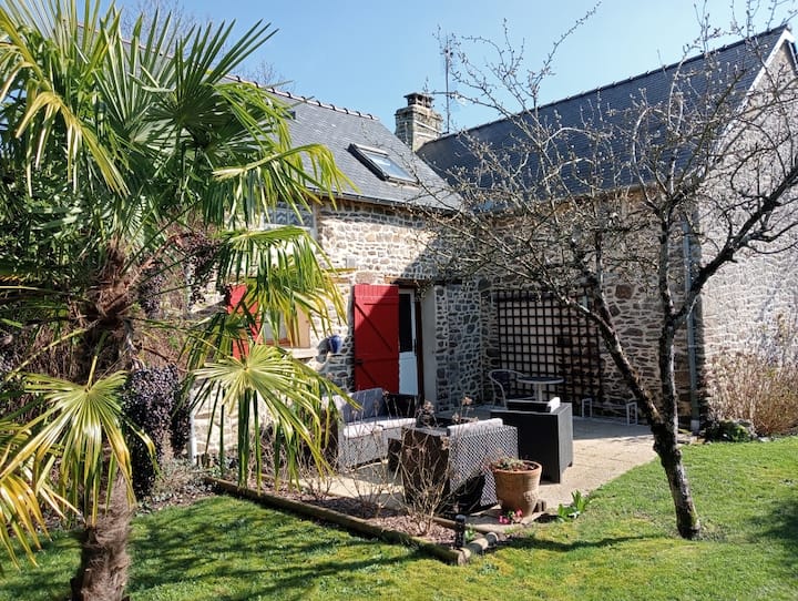 Jolie Maison En Pierres Avec Son Jardin Bucolique - Mayenne